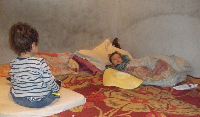 COPIII SĂRMANI din Ştefăneşti au primit mobilă şi un pat de 5 STELE ...