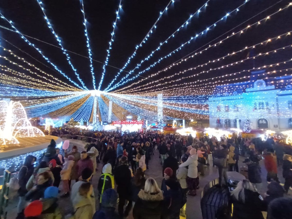 Tărâmul poveștilor în Piața Primăriei din Piteşti – Ziarul Argeşul ...