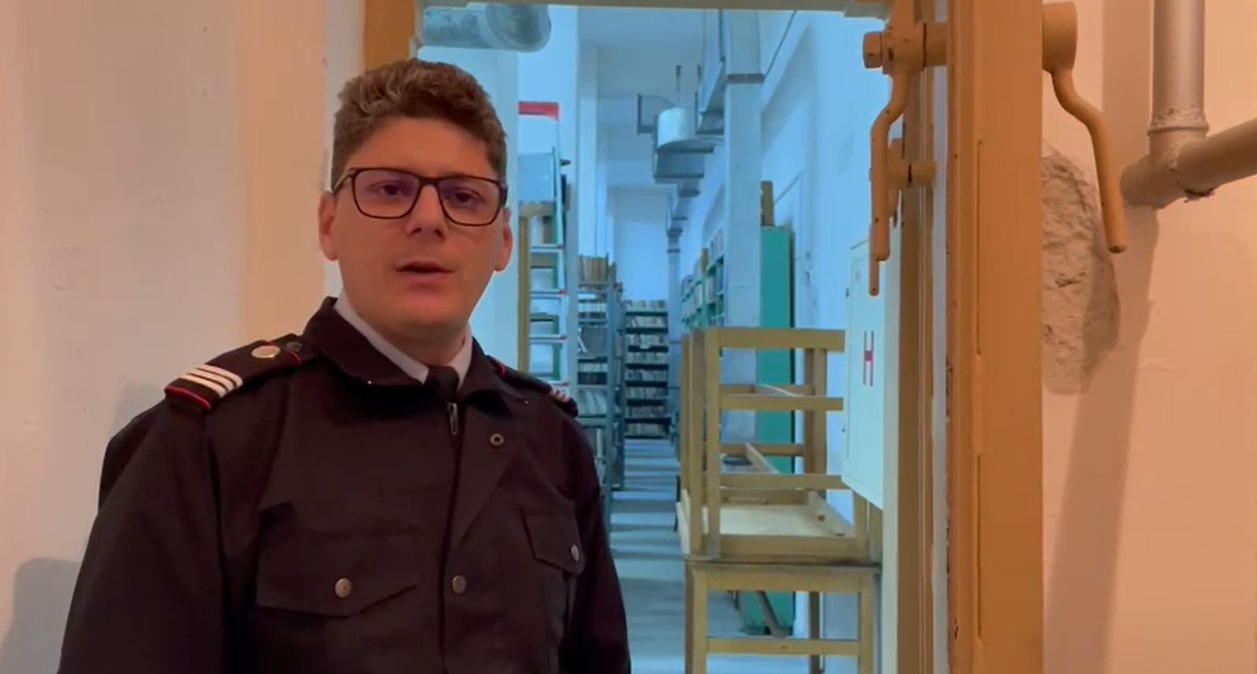 Pitești. Pompier ISU Argeș prezintă un adăpost de protecție civilă ...