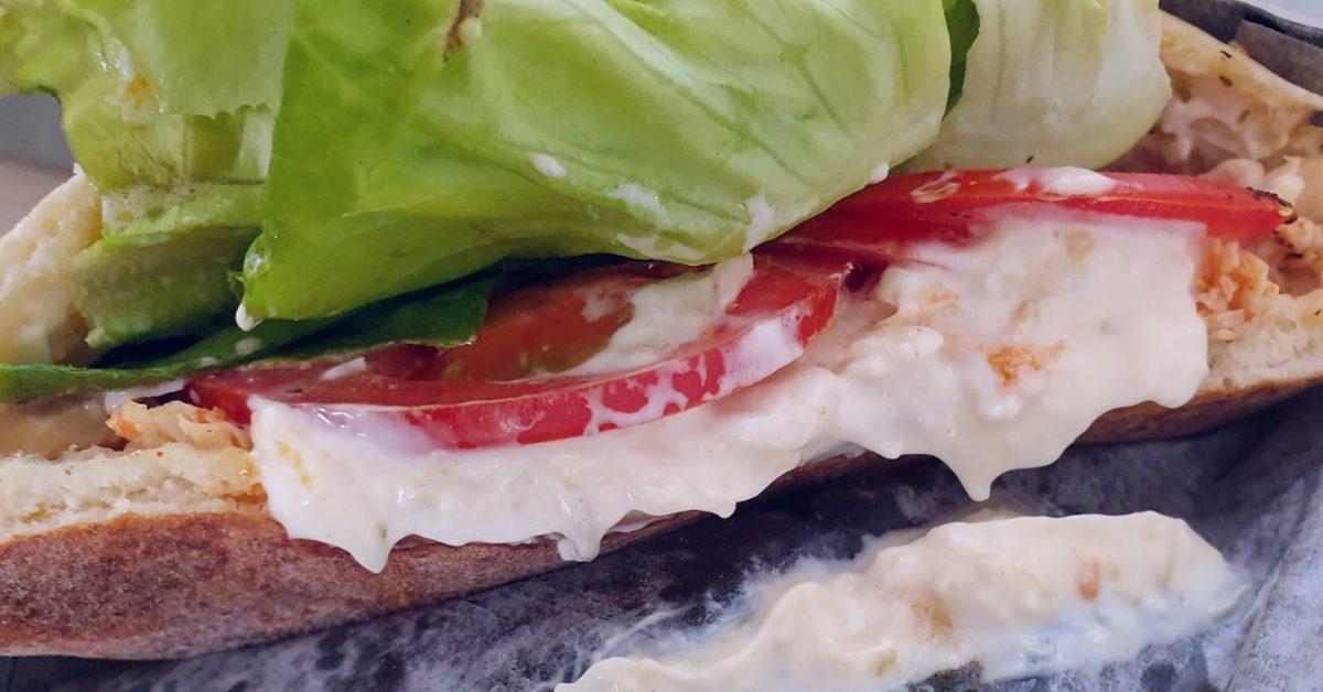 Tânăr din Piteşti făcut K.O. de o chiflă cu pui luată de la un cunoscut ...