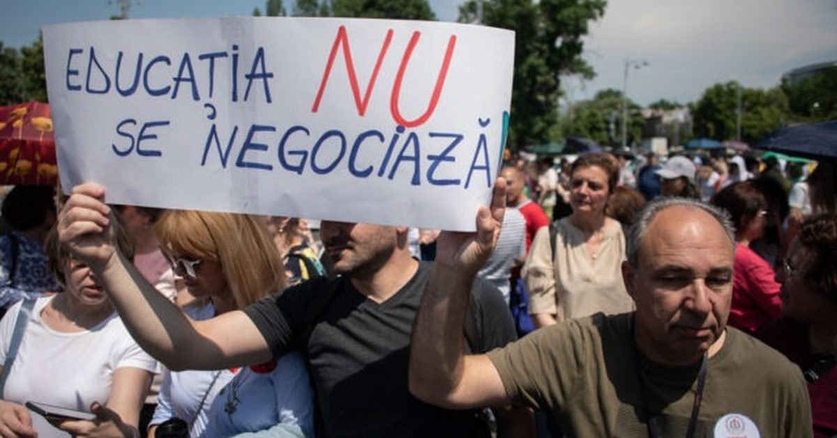 Miting de amploare la Piteşti. Profesorii ies în stradă cu miile ...