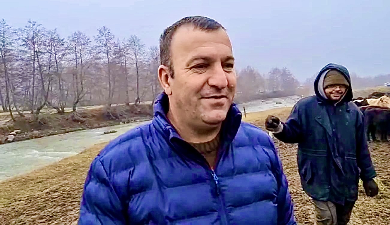 Ferma groazei din Argeș: Tânăr vândut pe un litru de țuică și brânză ...