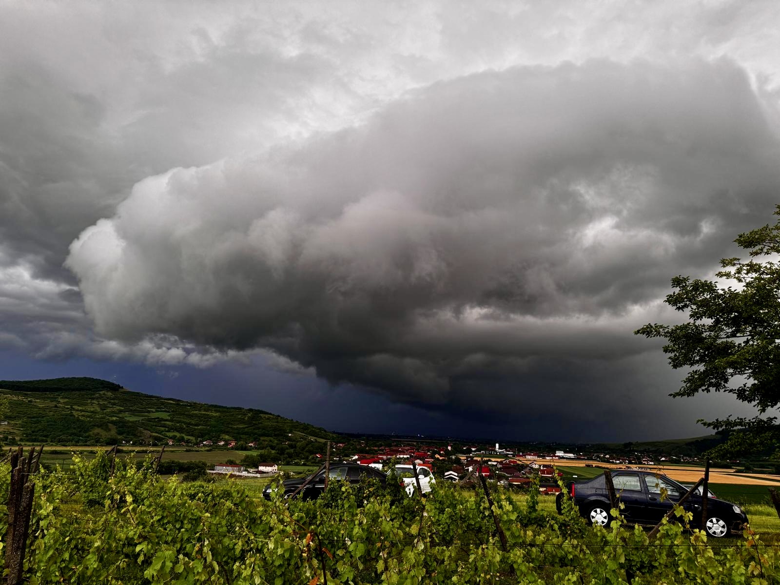 Ciclon cu furtuni și vijelii intră astăzi în România. Temperaturile ...