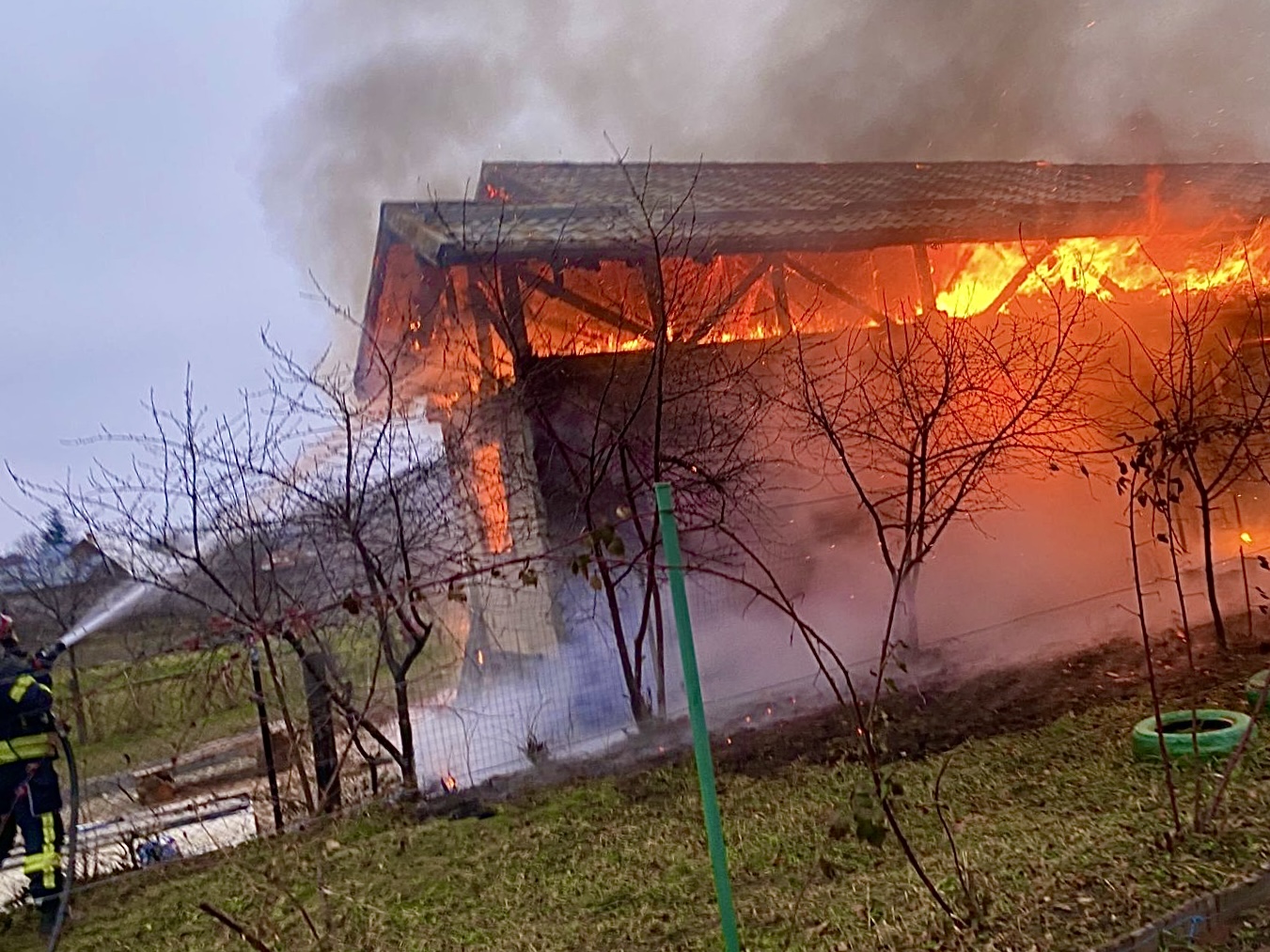 A luat foc o casă din Argeș! Pericol de propagare