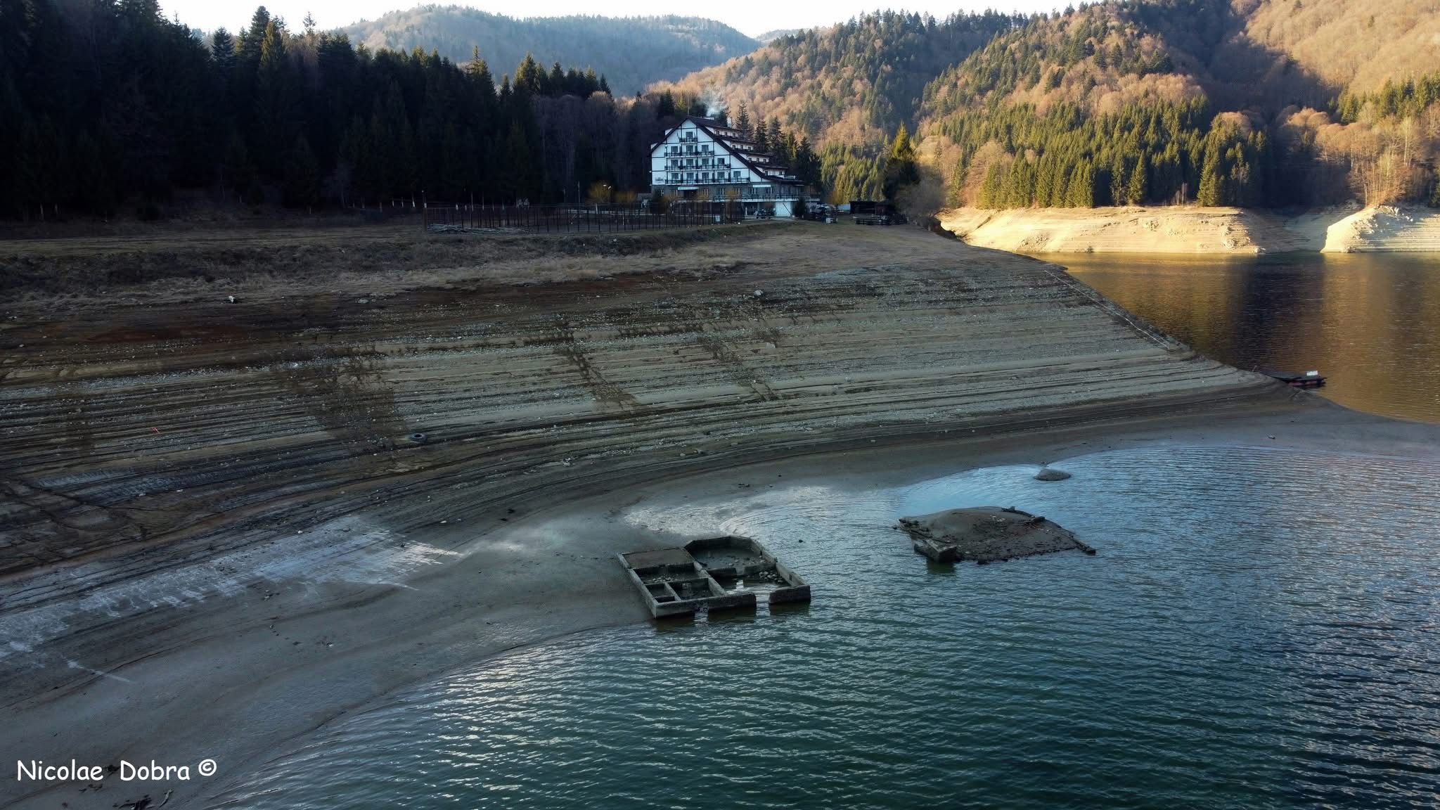 Satul de pe fundul Barajului Vidraru, din nou vizibil. Legenda coloniei ...