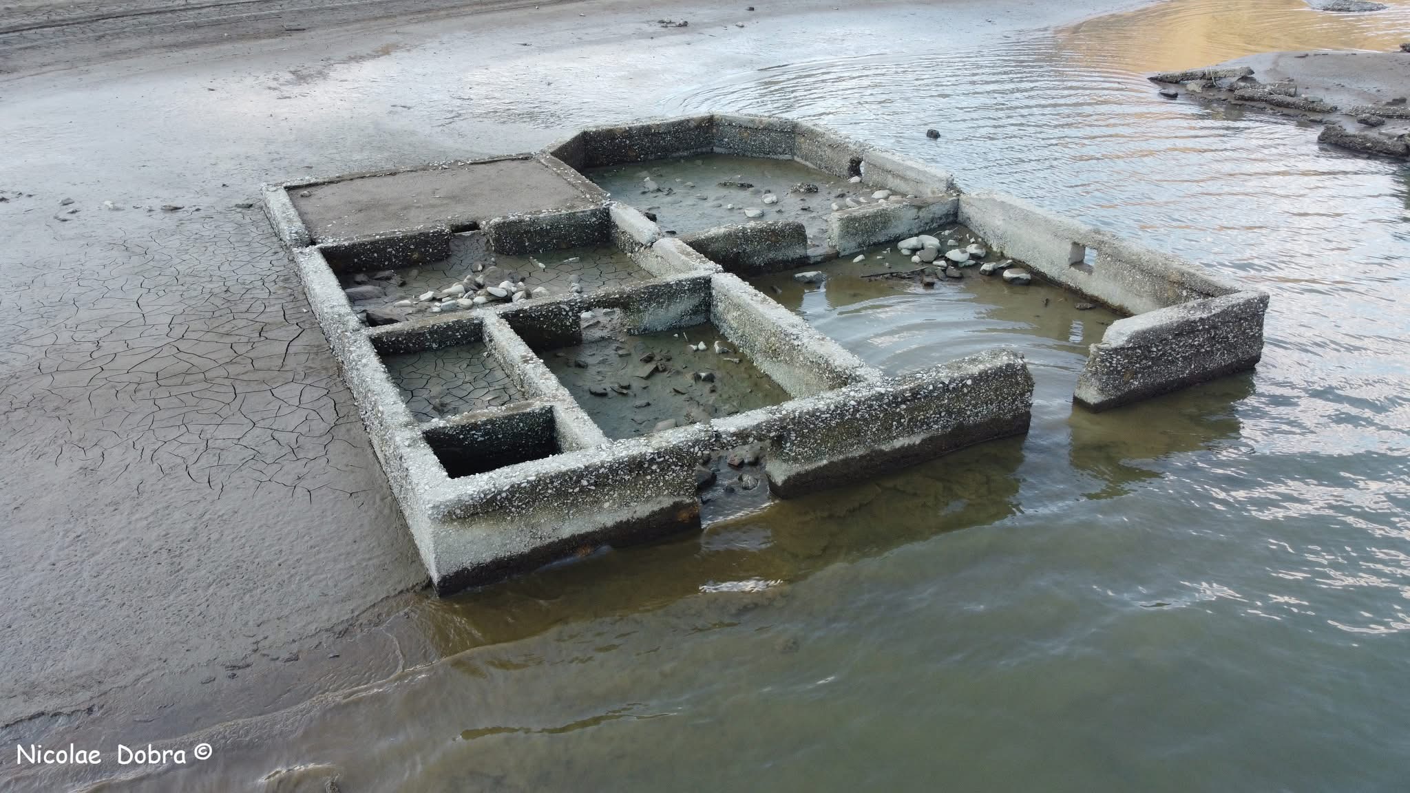 Satul de pe fundul Barajului Vidraru, din nou vizibil. Legenda coloniei ...