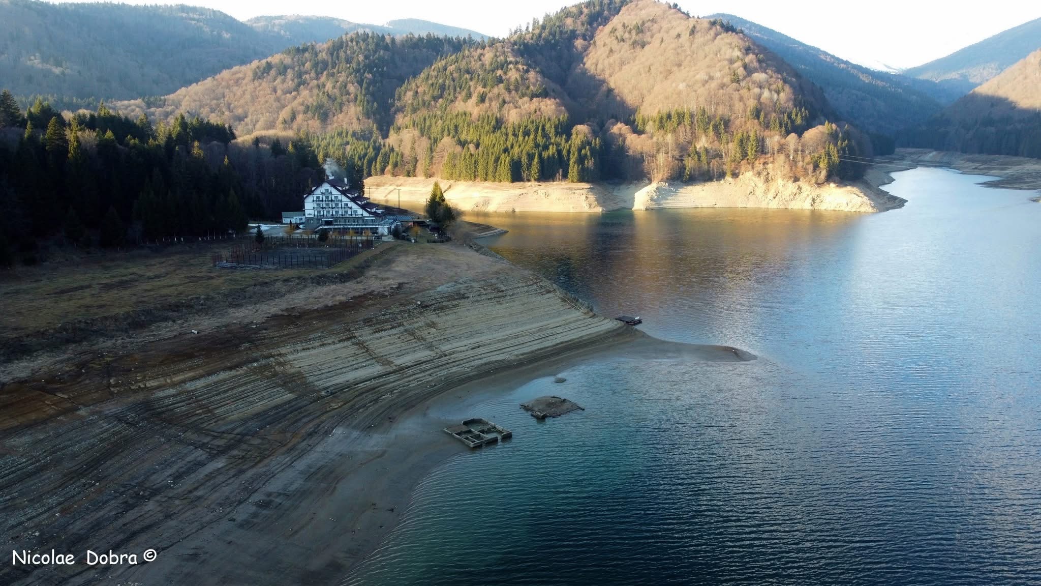 Satul de pe fundul Barajului Vidraru, din nou vizibil. Legenda coloniei ...