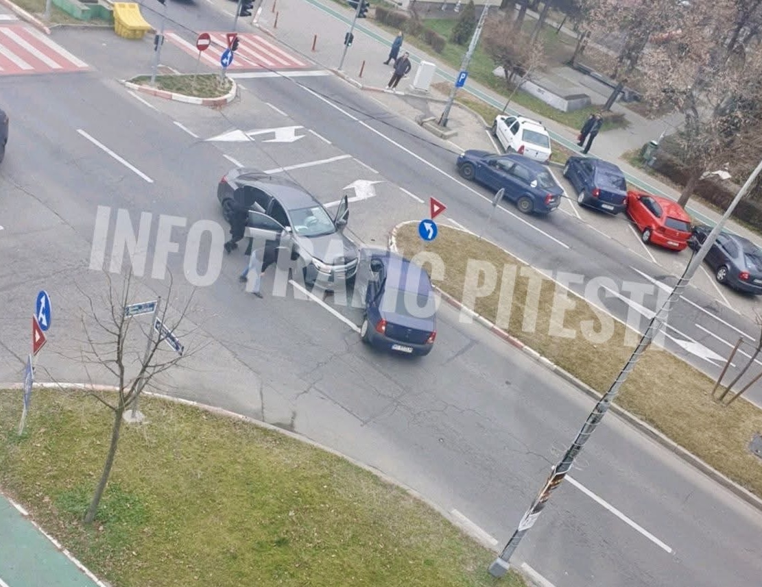 Pitești. Accident cu două mașini implicate pe Calea București