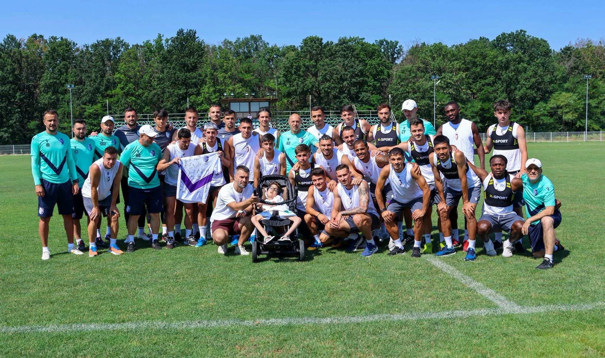 Tricoul alb-violet care poate salva un copil. FC Argeș lansează o ...