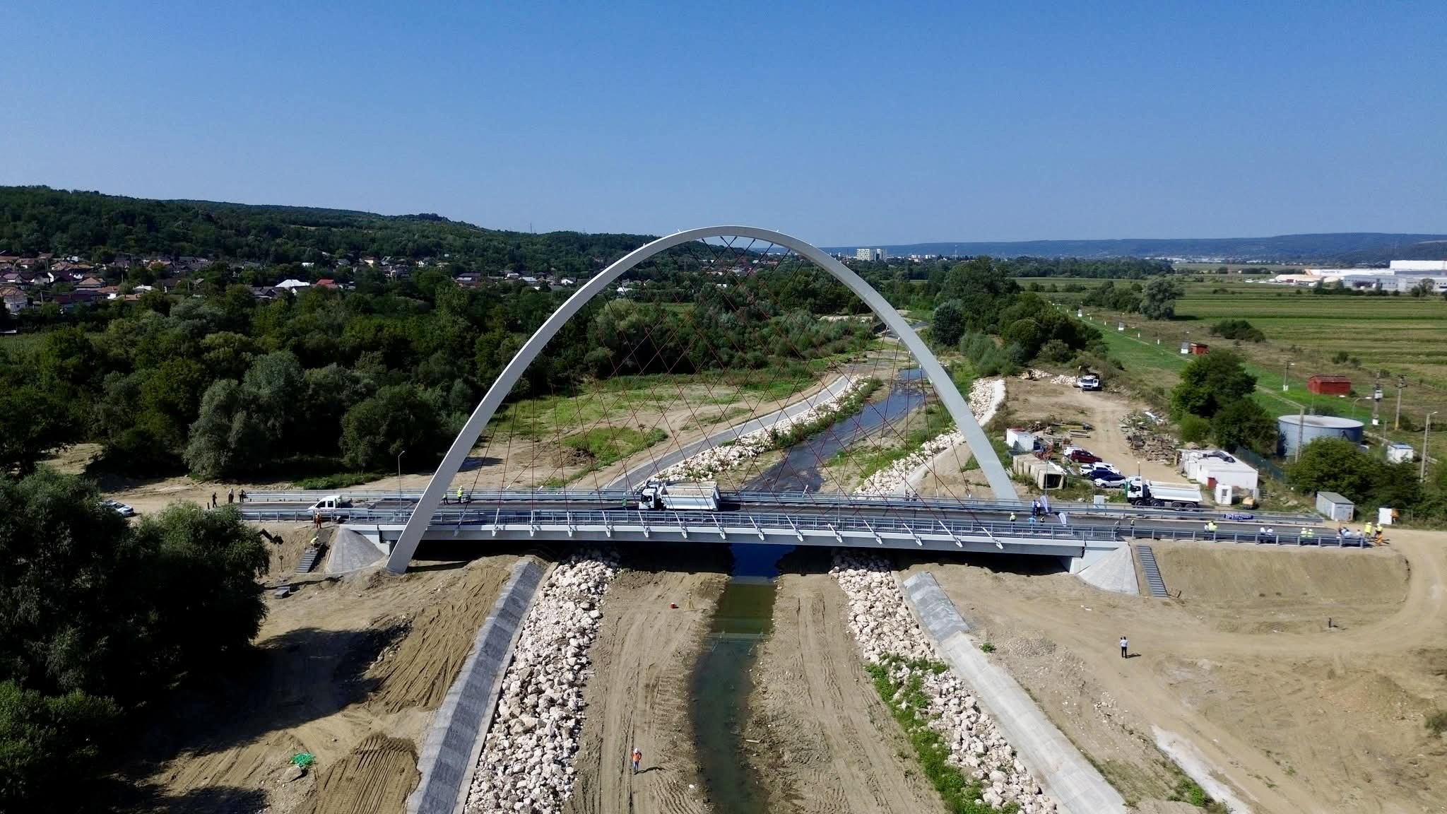 Pod spectaculos la Mioveni. Cel mai mare arc parabolic din țară ...