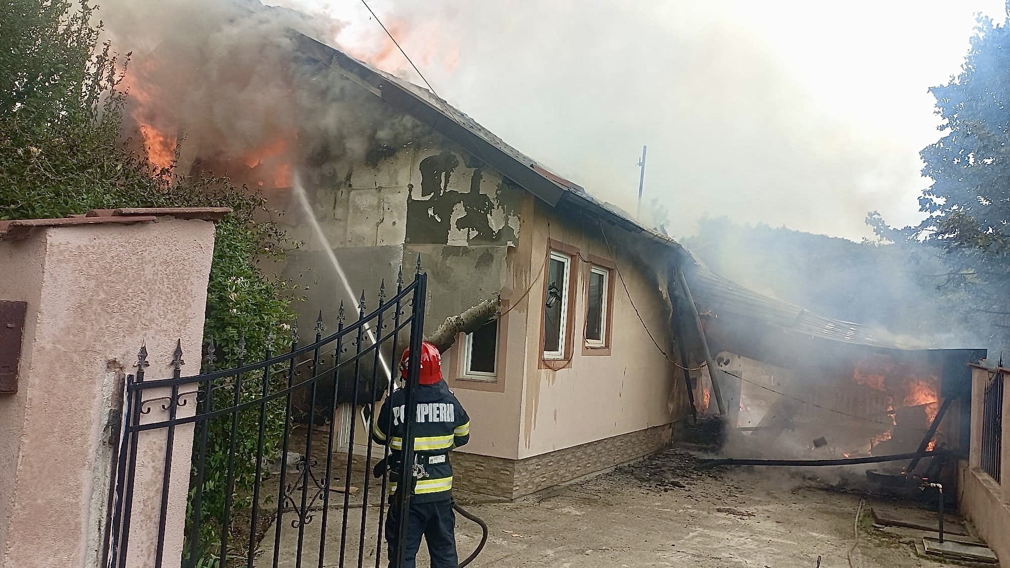 Incendiu la Călinești. Două locuințe afectate, o femeie preluată de SAJ