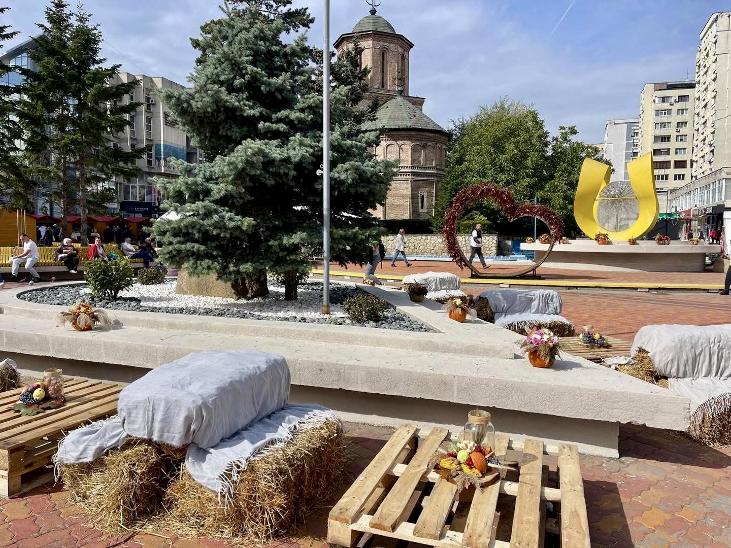 Spectacol la deschiderea târgului “Toamna Piteșteană”: joi, 25 ...
