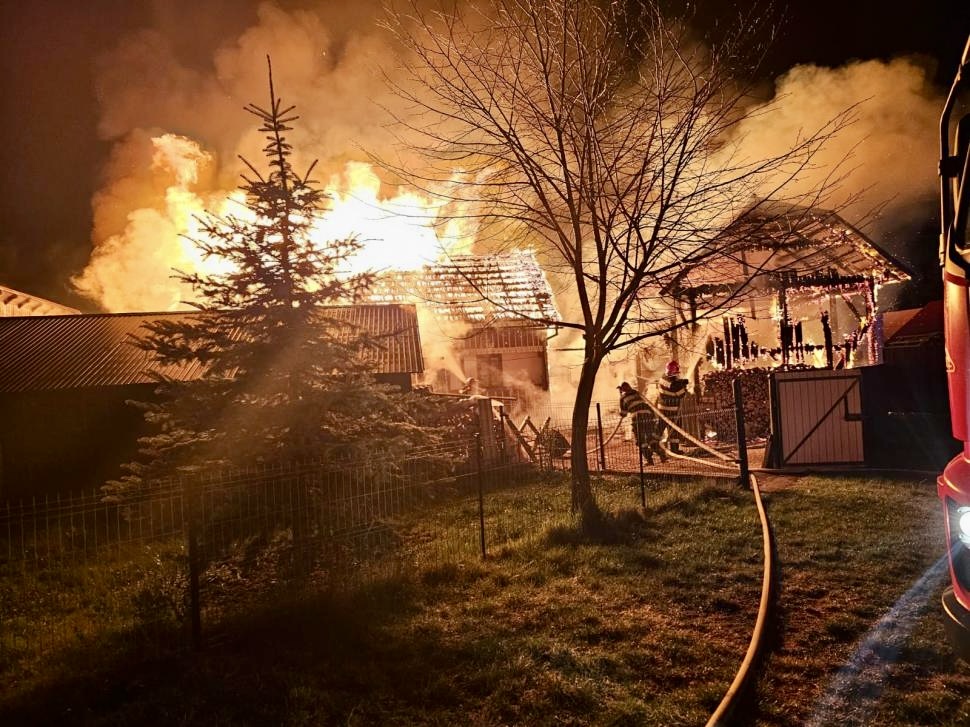 Incendiu devastator în comuna Hârsești. O gospodărie a luat foc, iar un ...