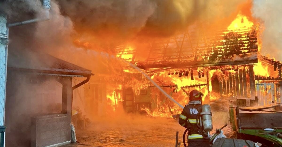 Incendiu devastator într-o anexă gospodărească din Argeș. Flăcările au ...